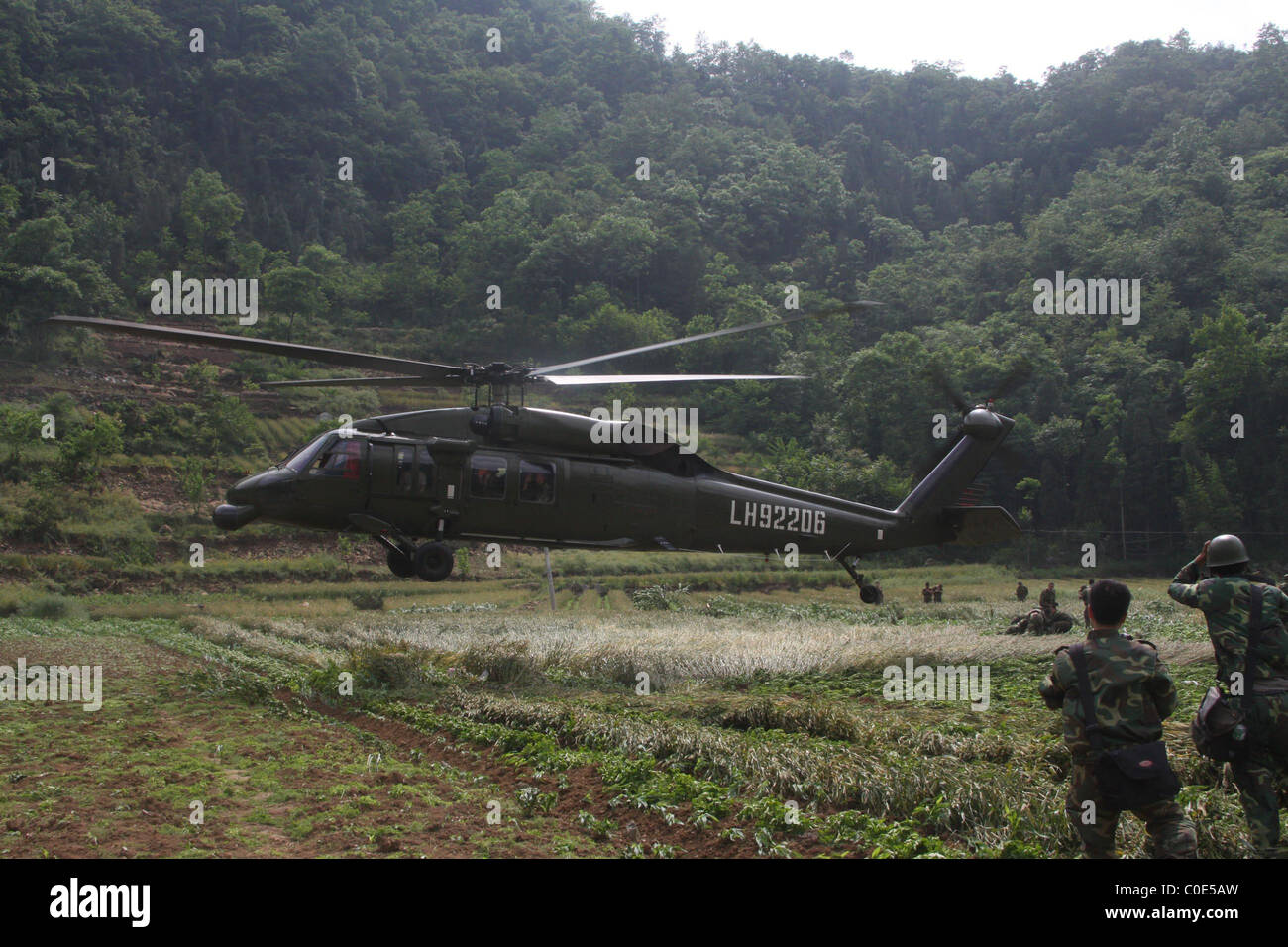 PLA soldiers fly out in helicopters to carry out rescue work in ...