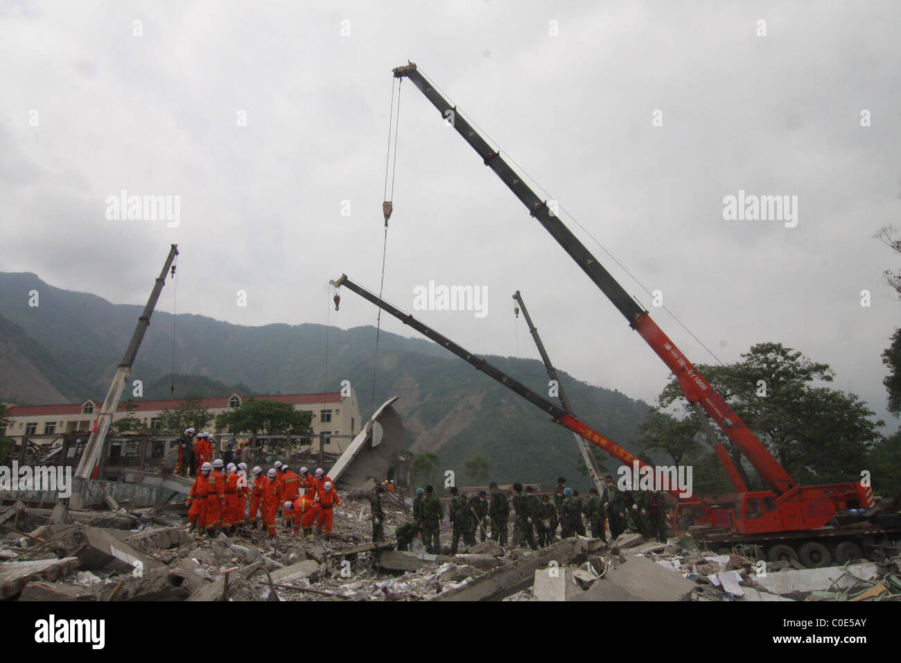 Cranes carry out rescue work at Beichuan Middle School Official ...