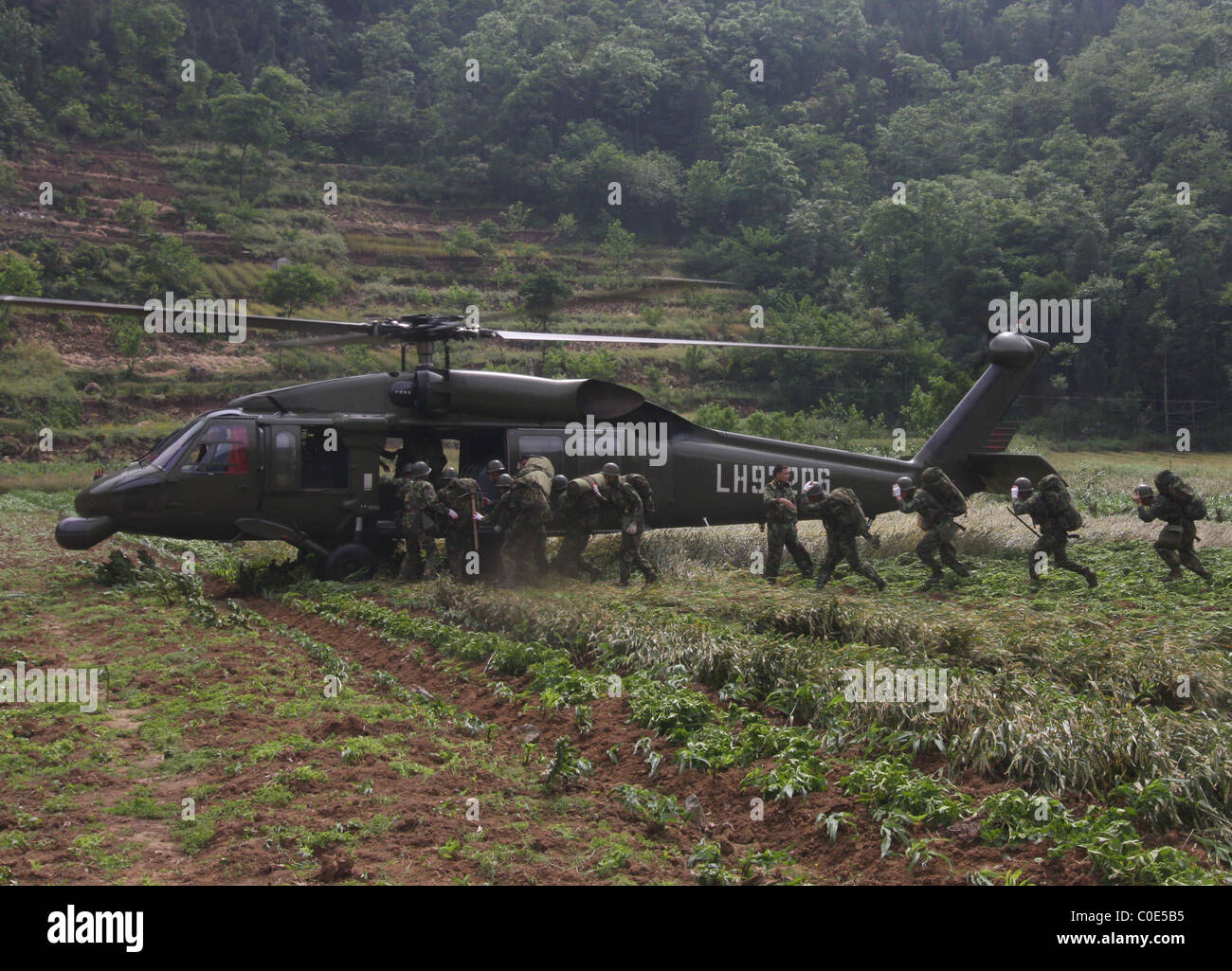 PLA soldiers fly out in helicopters to carry out rescue work in ...