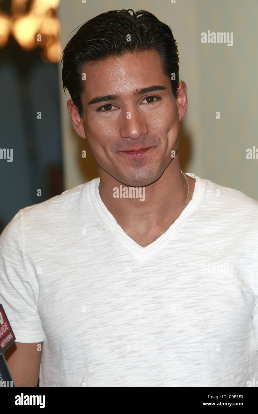 Mario Lopez signs copies of his book 'Mario Lopez's Knockout Workout ...