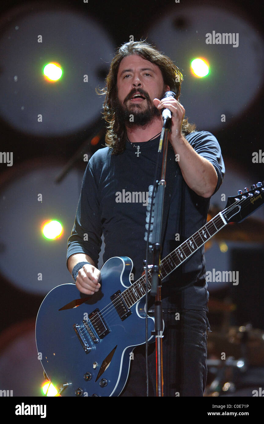 Dave grohl live hi-res stock photography and images - Alamy