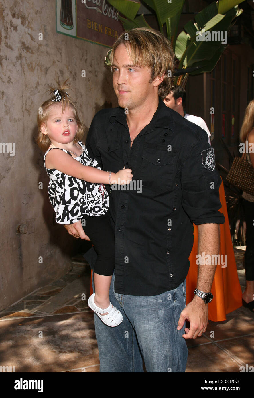 Larry Birkhead and daughter Dannielynn Smith The Simpsons ride opens at ...