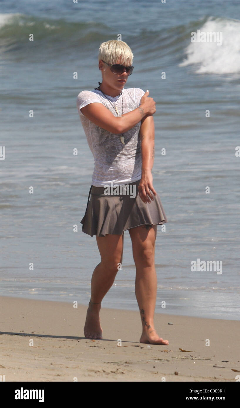 Pink aka Alecia Moore and her mother go for a walk on Malibu beach ...