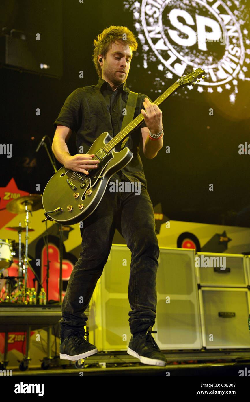 Simple plan concert hi-res stock photography and images - Alamy