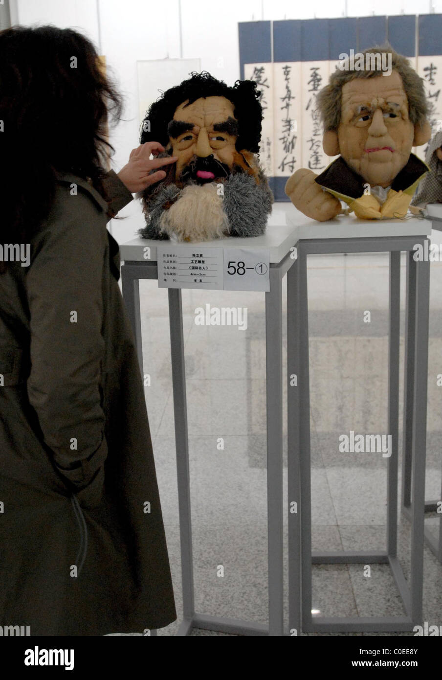 HEAD CASE Saddam Hussein is alive! Well, as a head sculpture at least ...