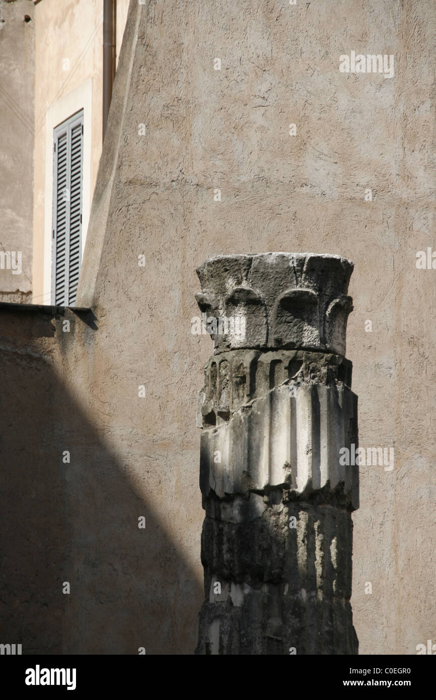 roman column in rome italy Stock Photo - Alamy