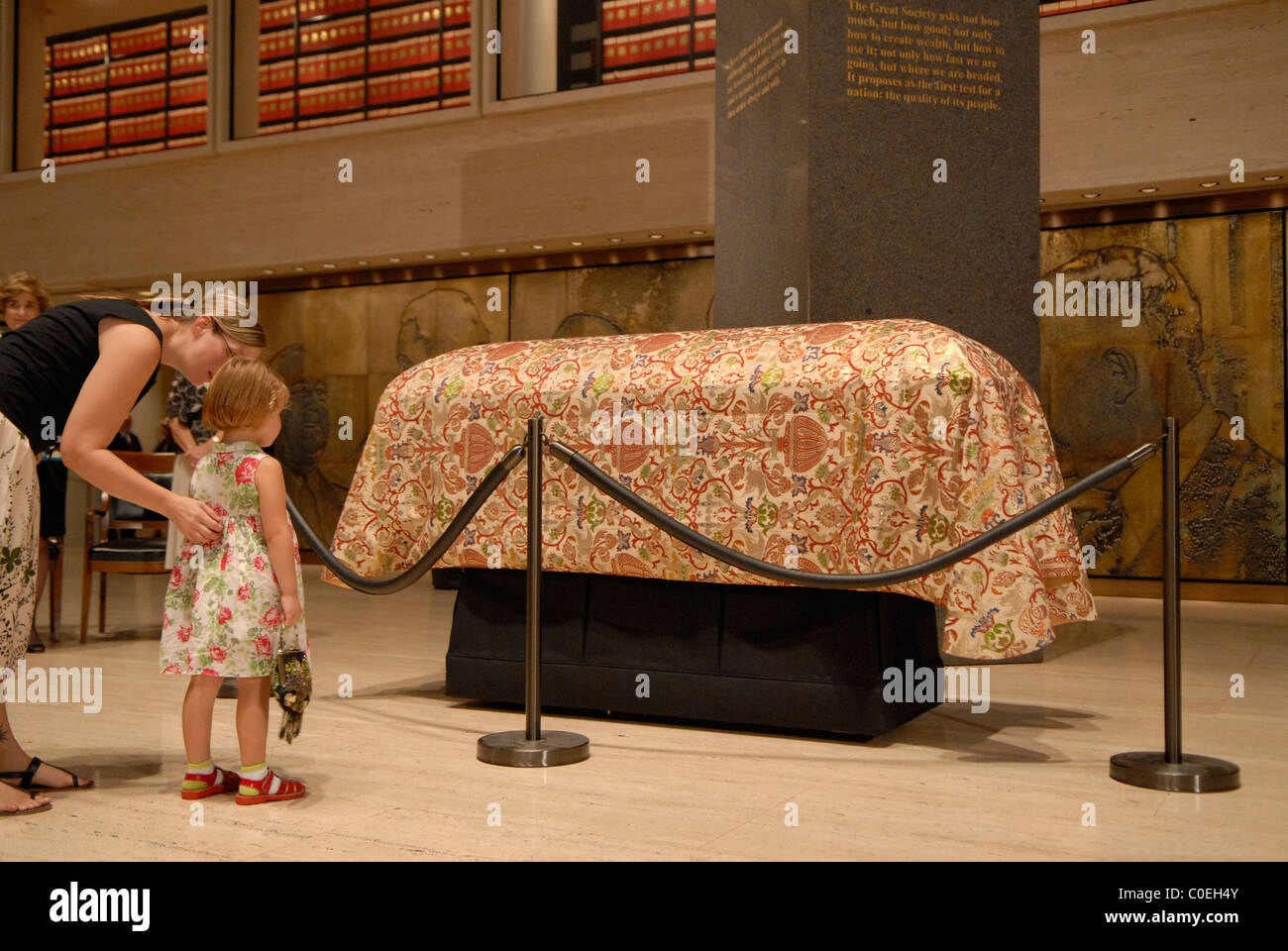 Young girl and her mother visit casket of former First Lady Lady Bird ...