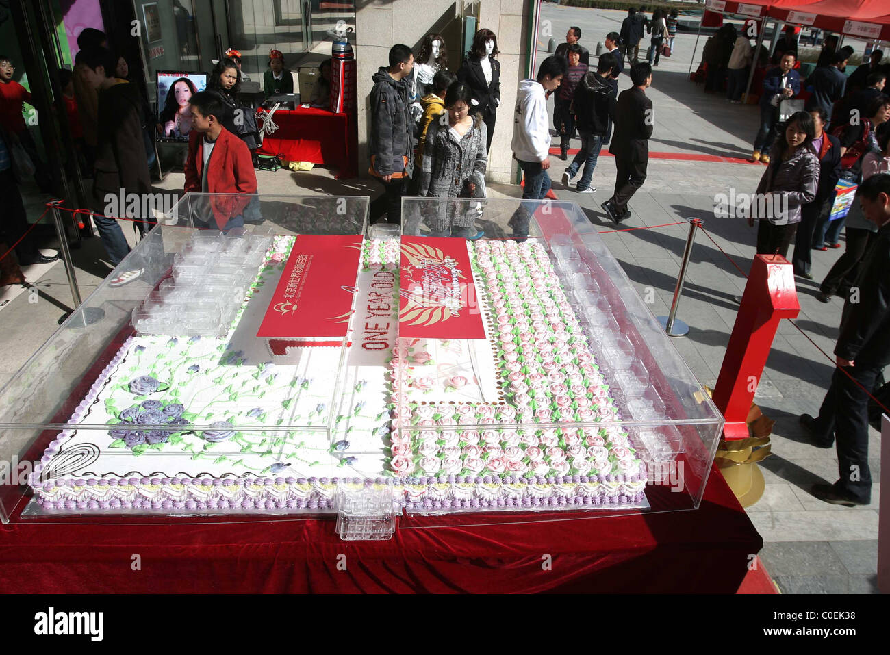 CAKE FILLS DEPARTMENT STORE A gigantic birthday cake displayed on the ...