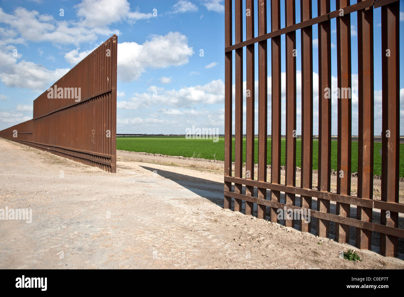 Security fence between USA & Mexico Stock Photo - Alamy