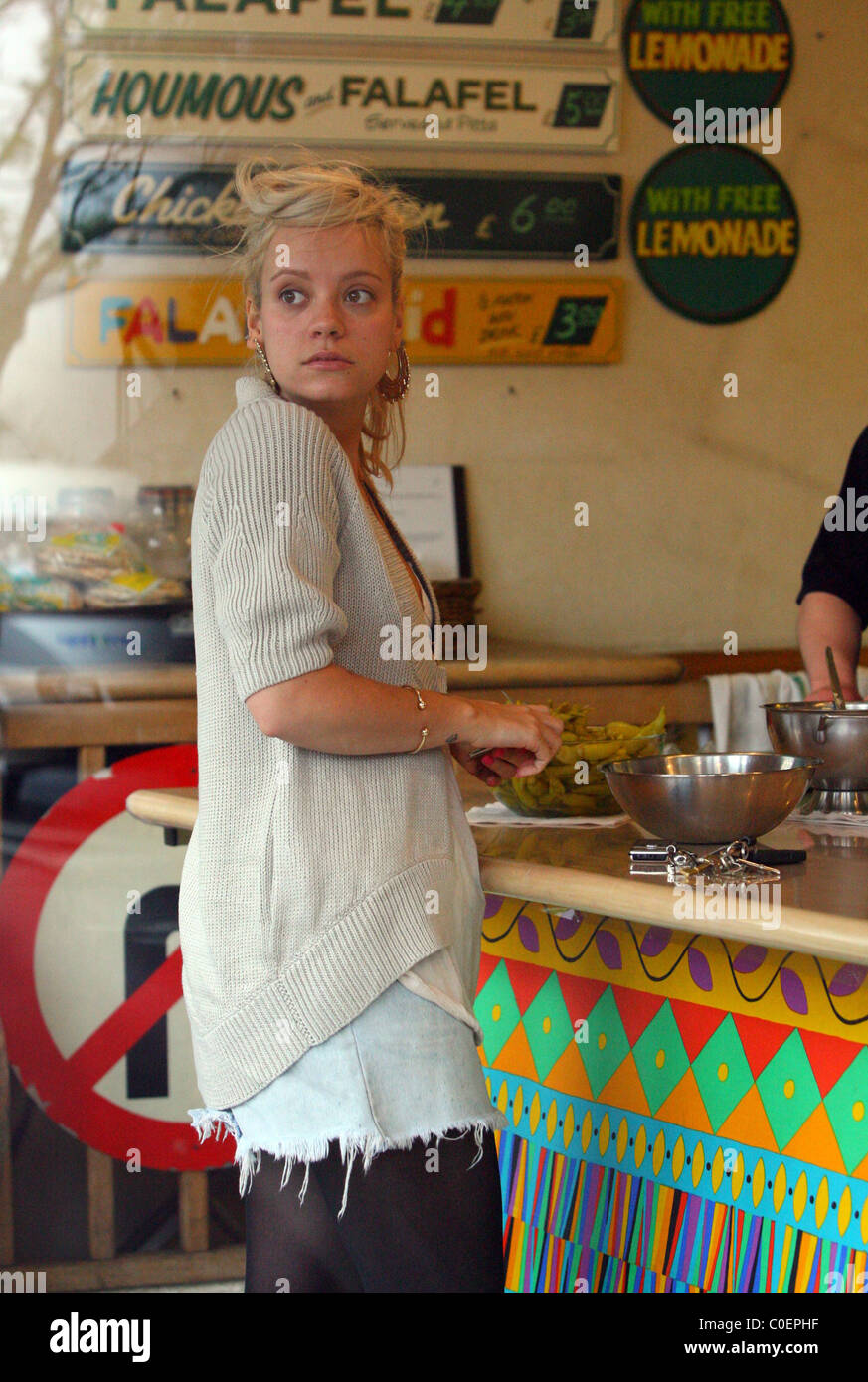 Lily Allen grabs a bit to eat from a healthy fast food restaurant ...