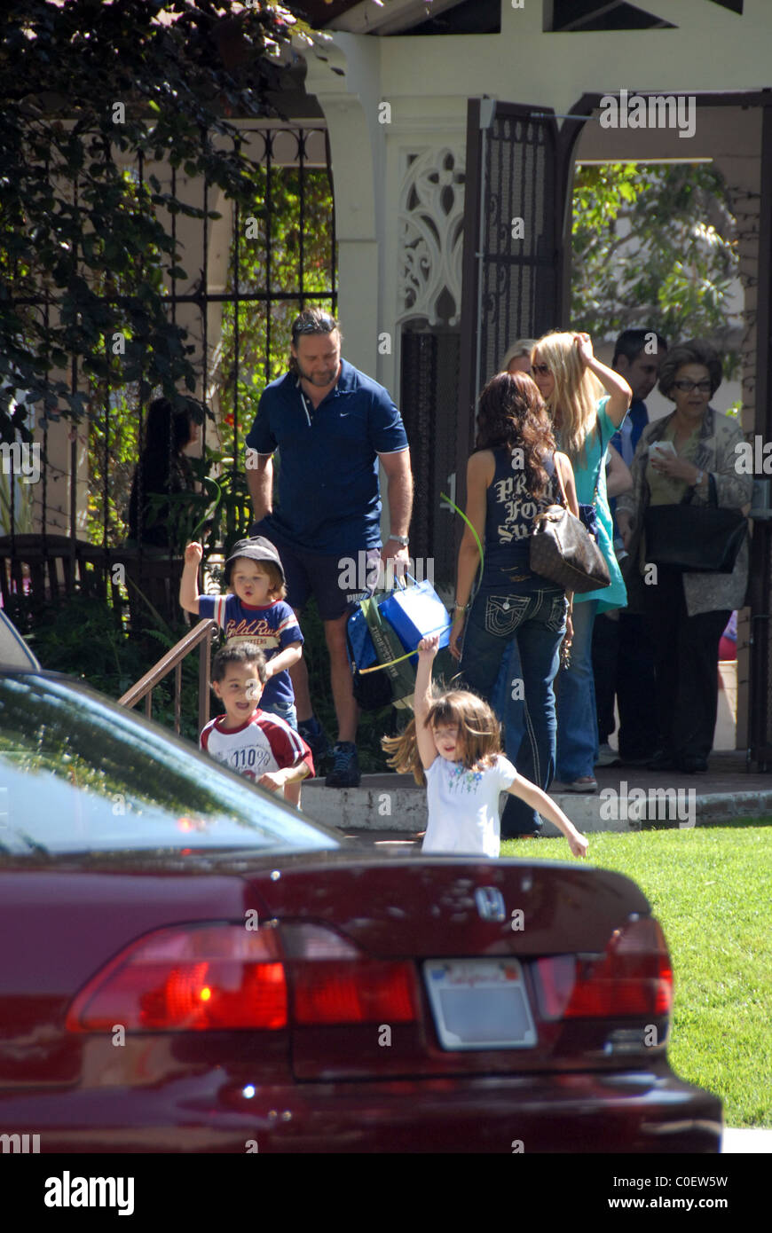 Russell Crowe walks his children home from school Los Angeles ...