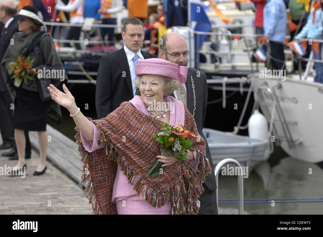 Queen Beatrix celebrating Queensday (Koninginnedag) with the dutch ...