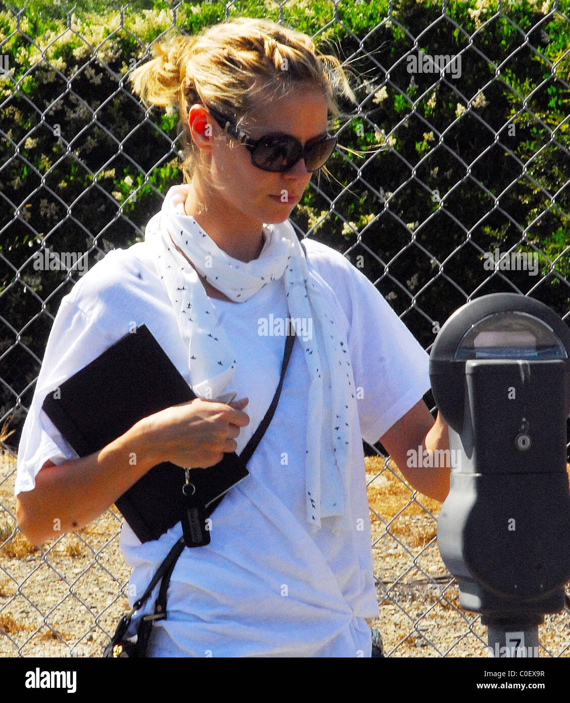 Heidi Klum puts money in the parking meter before going into Neil ...