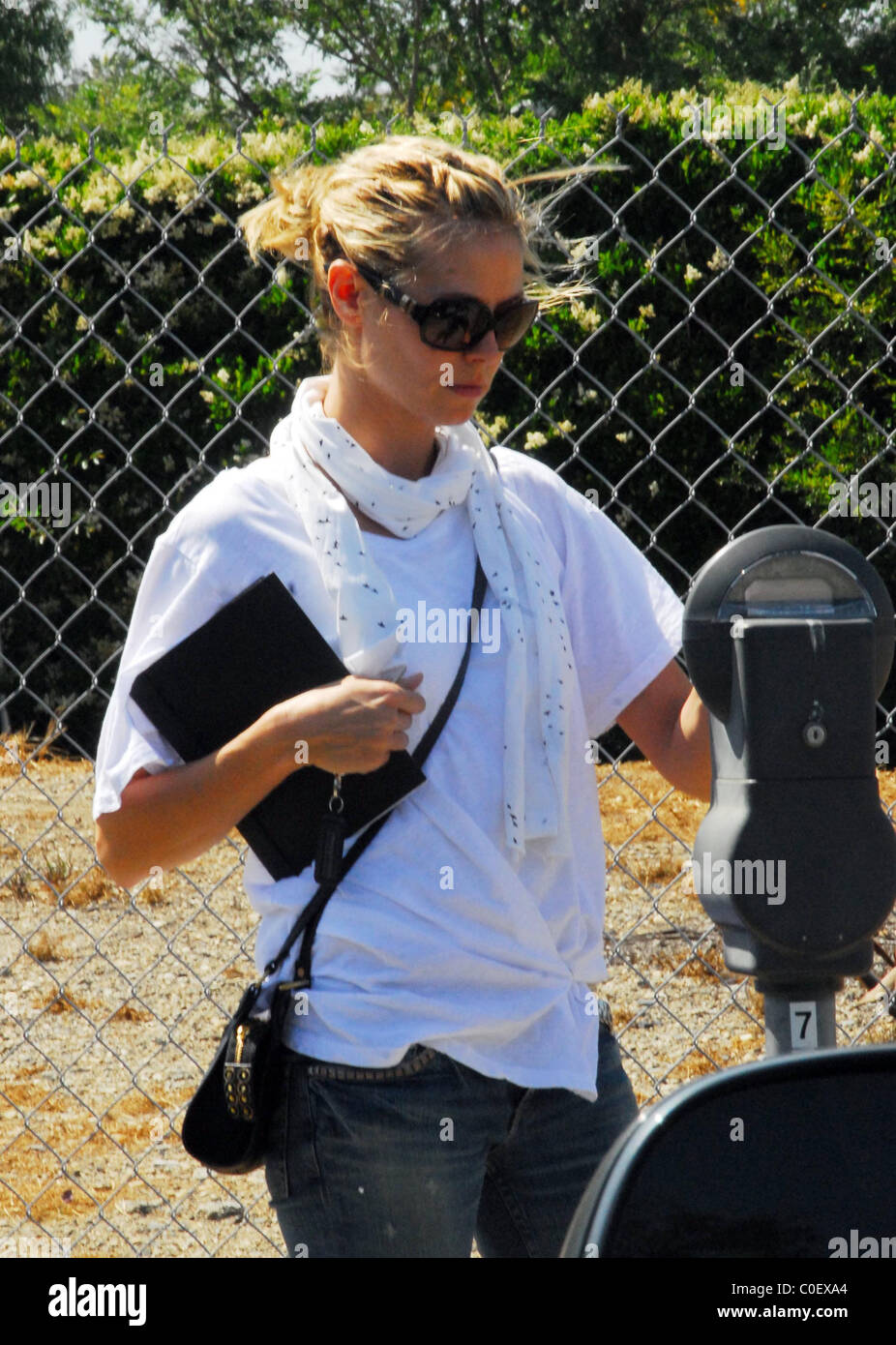 Heidi Klum puts money in the parking meter before going into Neil ...