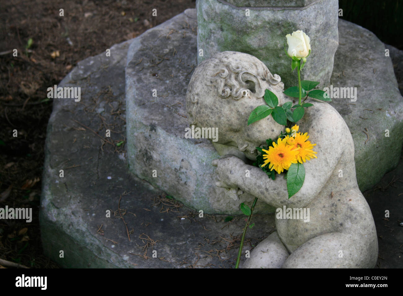 gravestones in protestant cemetery near piramide, rome Stock Photo - Alamy