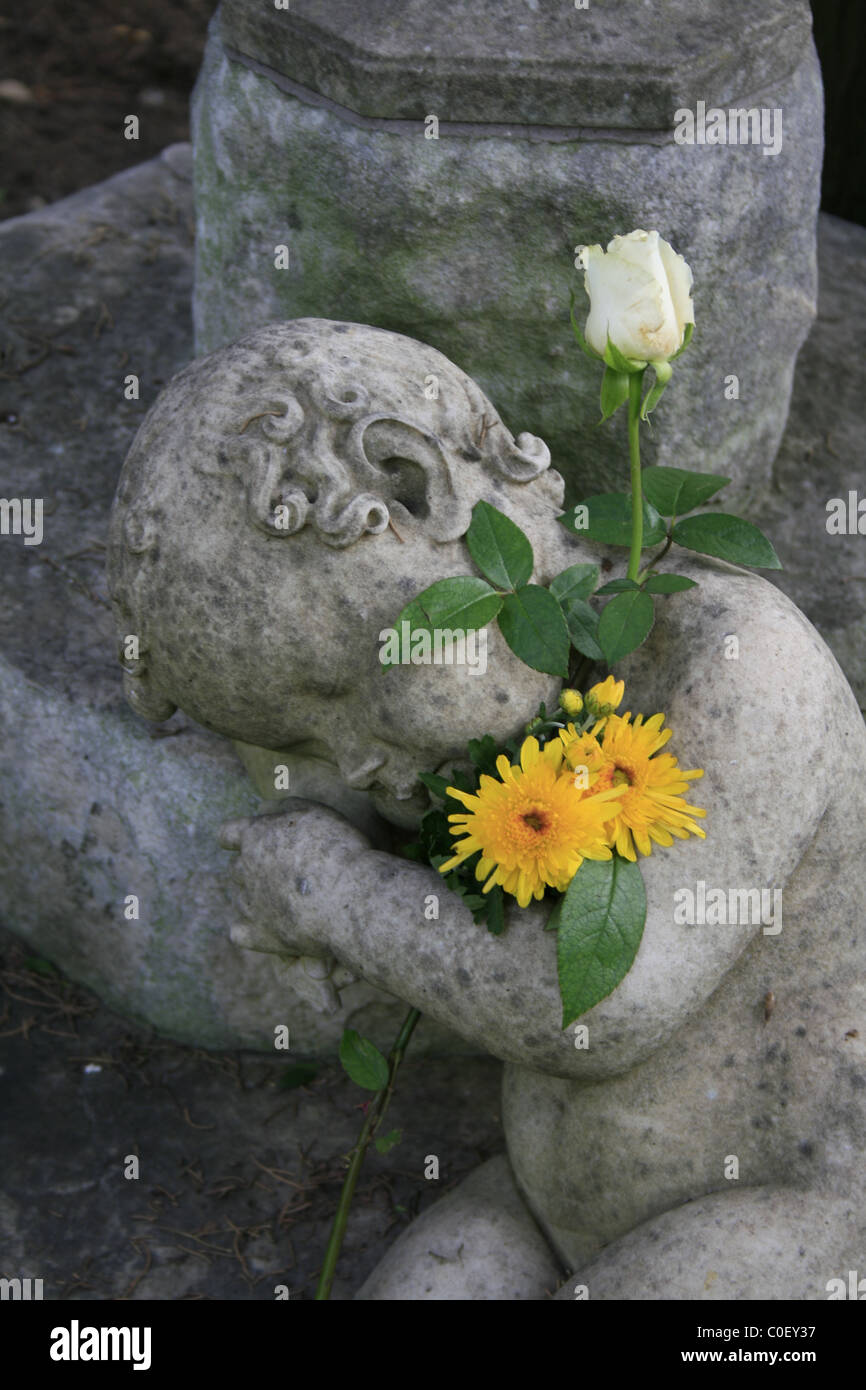 gravestones in protestant cemetery near piramide, rome Stock Photo - Alamy