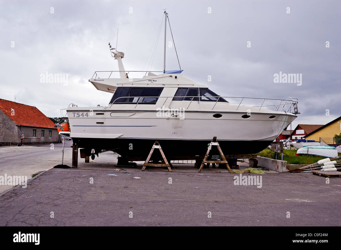 Wharf and small boat dockyard hi-res stock photography and images - Alamy