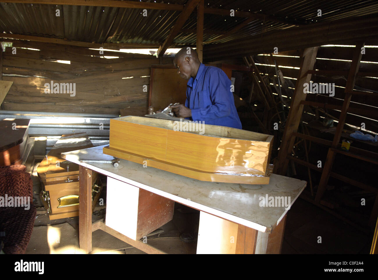 Malawi carpenter making coffins Stock Photo - Alamy