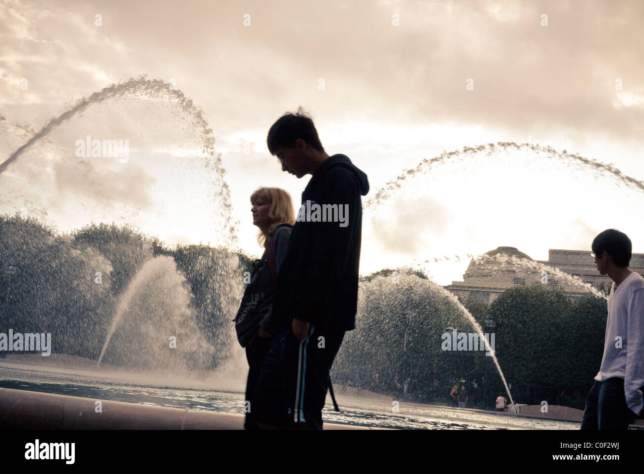 People walking by a water fountain in Washington DC Stock Photo - Alamy