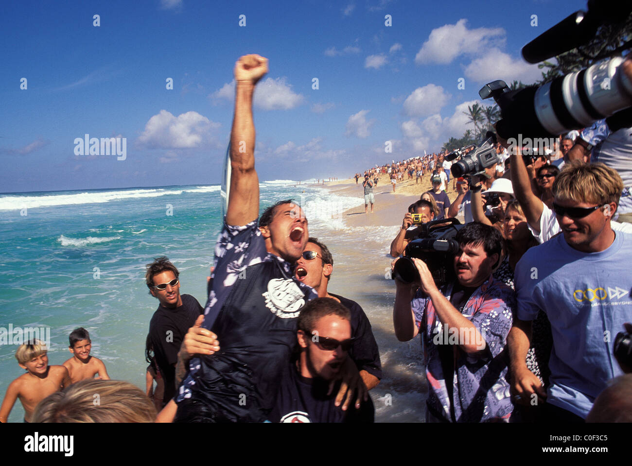 Kelly Slater claiming his 6th world title at the 1998 Pipmeasters Stock ...
