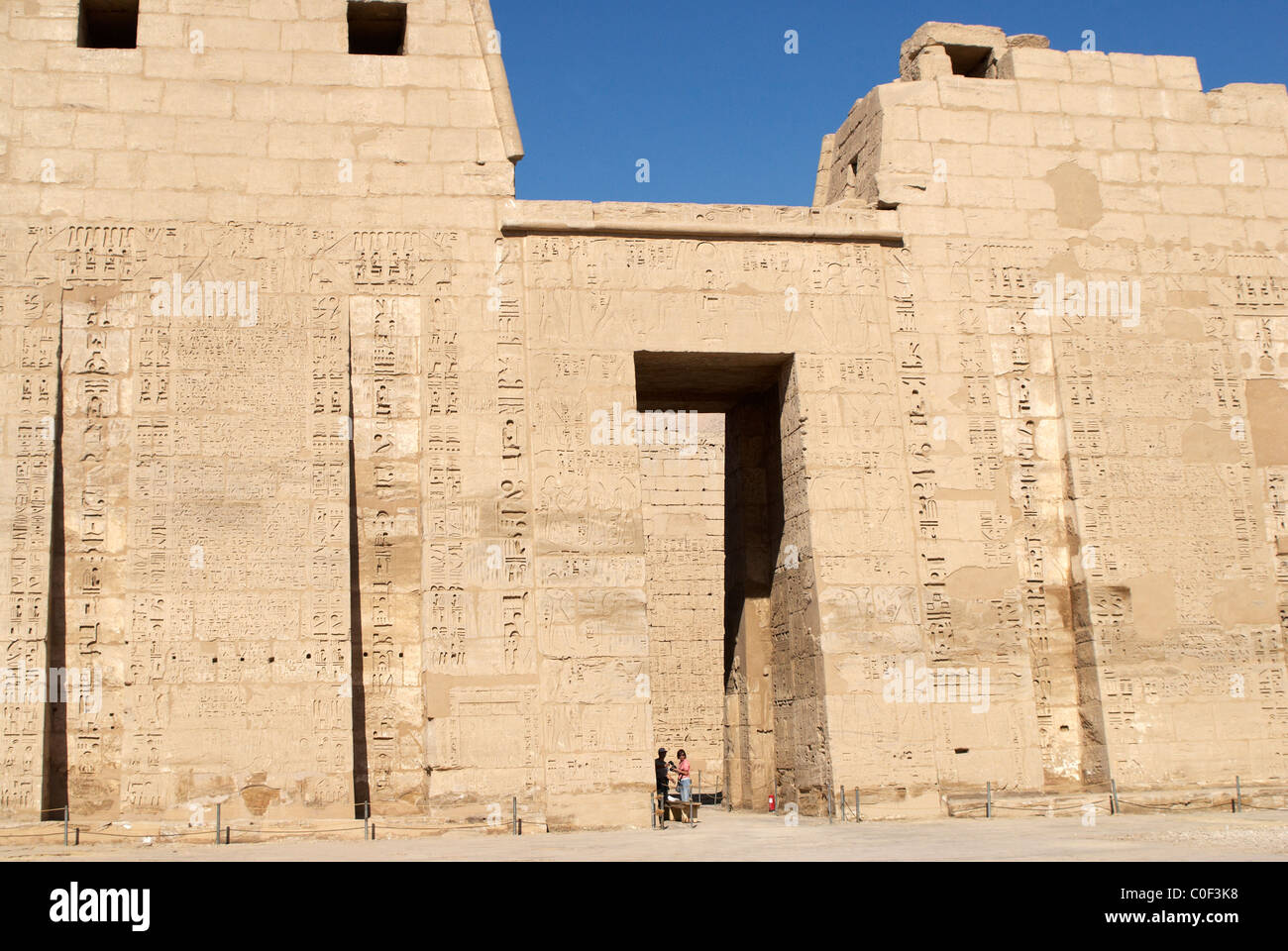 Medinet habu west bank luxor hi-res stock photography and images - Alamy