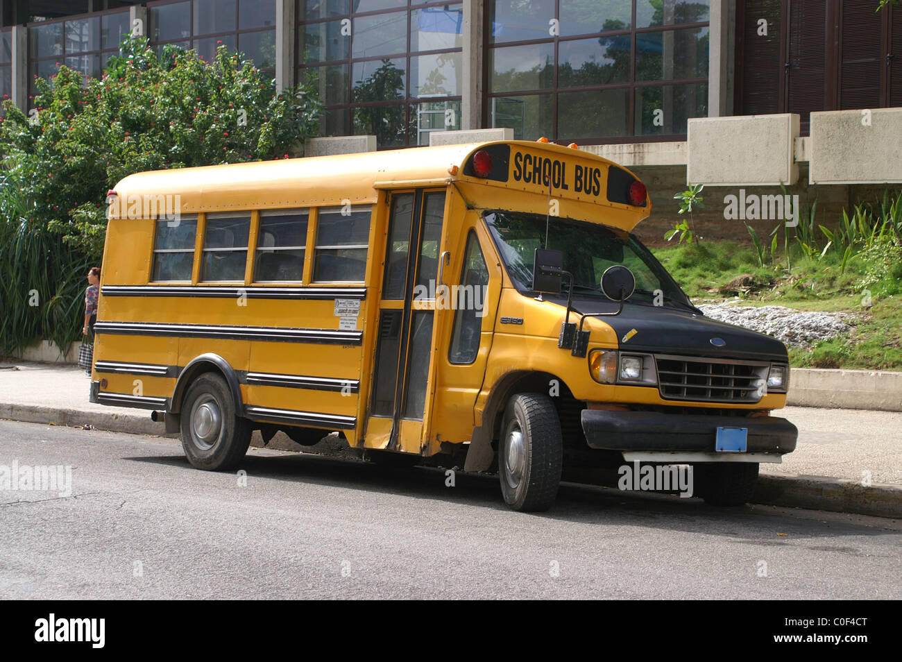 Yellow school bus in cuba hi-res stock photography and images - Alamy