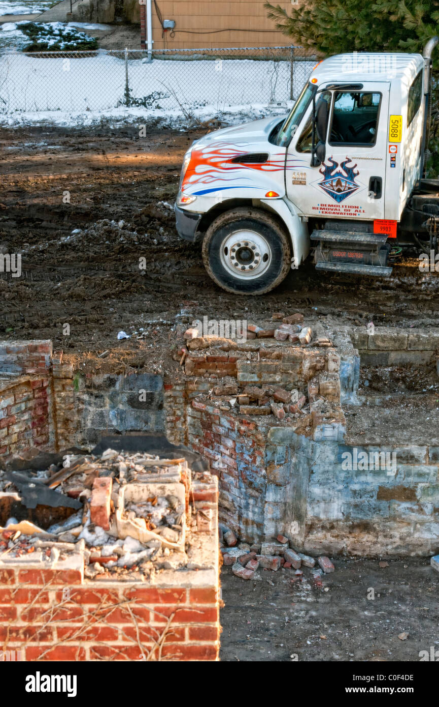 Home demolition removal truck hi-res stock photography and images - Alamy