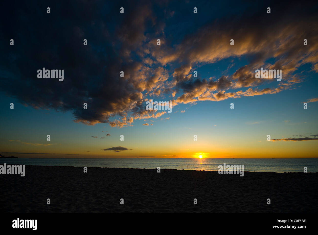 Desolate beaches hi-res stock photography and images - Alamy
