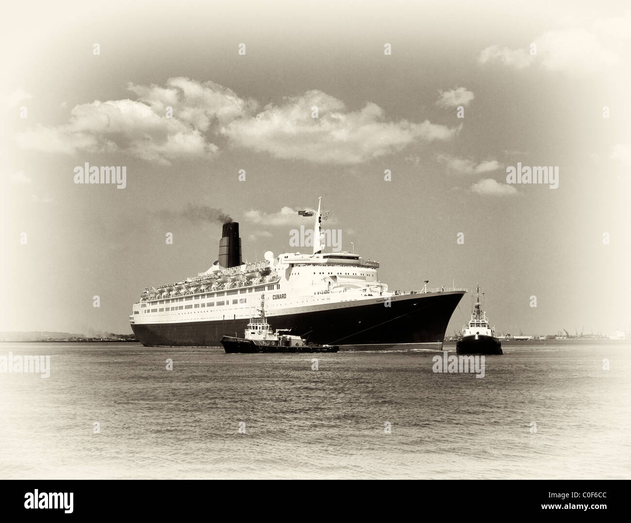 Qe2 ship hi-res stock photography and images - Alamy