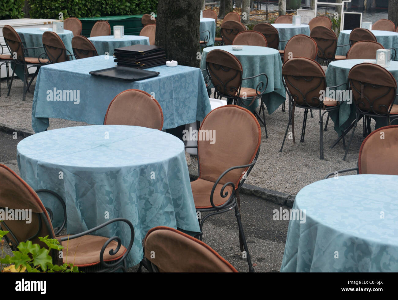 empty tables outside a restaurant Stock Photo - Alamy