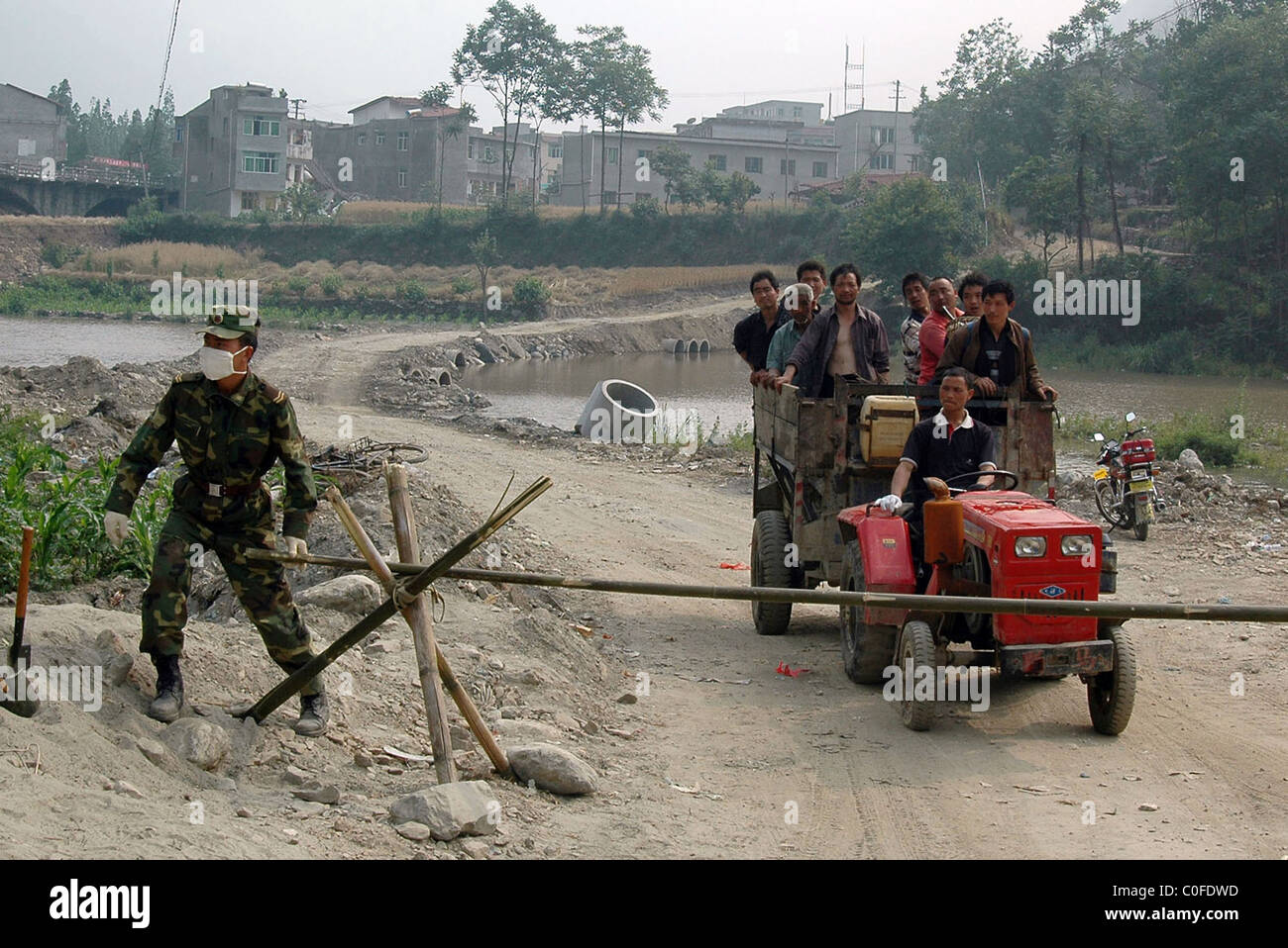 The last group of quake-afflicted people are evacuated from Chenjiaba ...