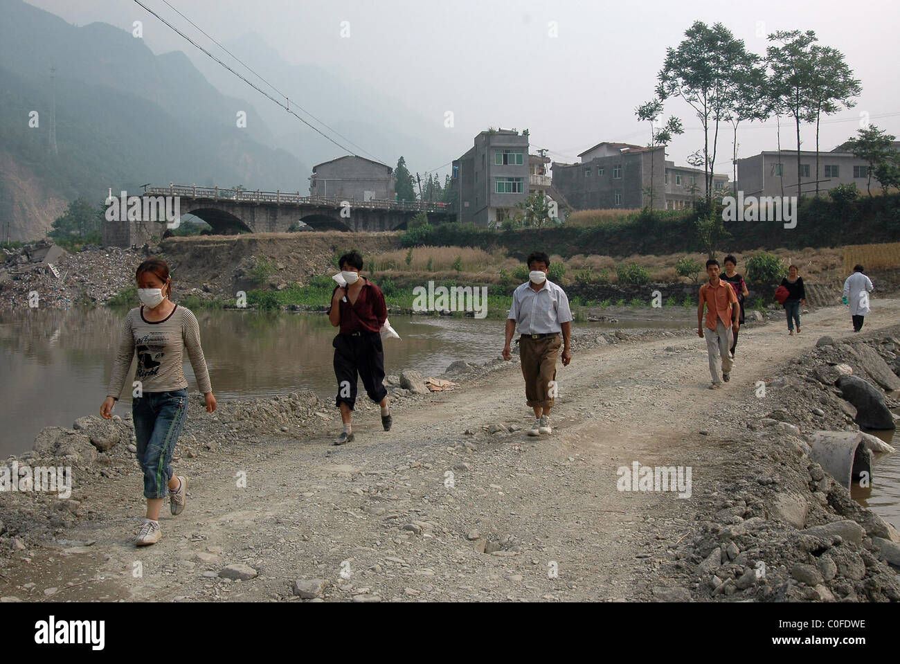 The last group of quake-afflicted people are evacuated from Chenjiaba ...
