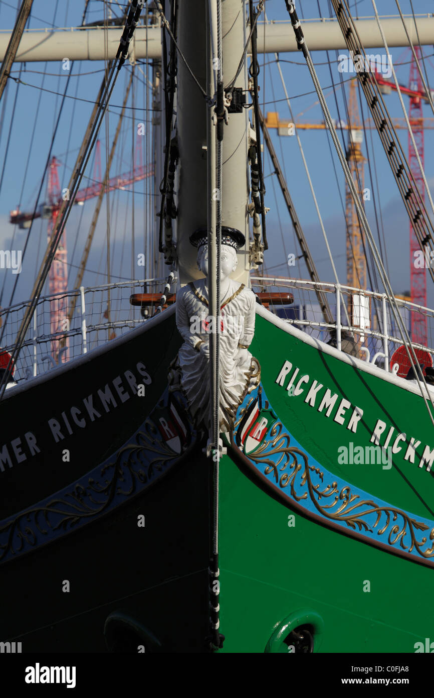 Old sailing ship in front hi-res stock photography and images - Alamy