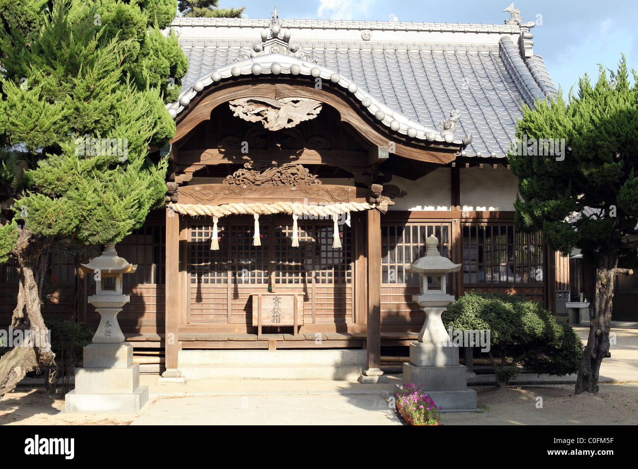 Shinto temple hi-res stock photography and images - Alamy