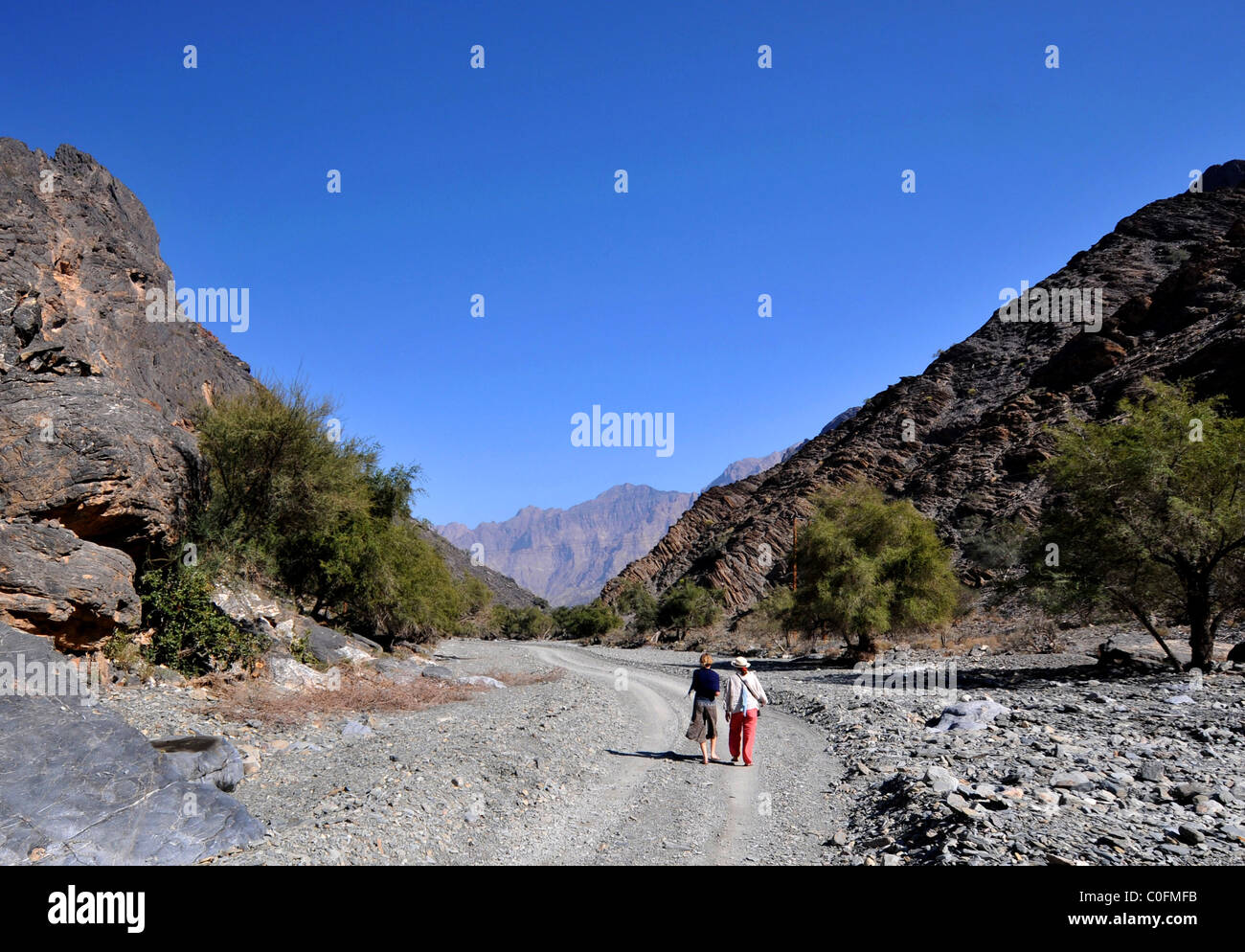 Wadi Bani Kharus Oman, two tourists walking, Oman Stock Photo - Alamy