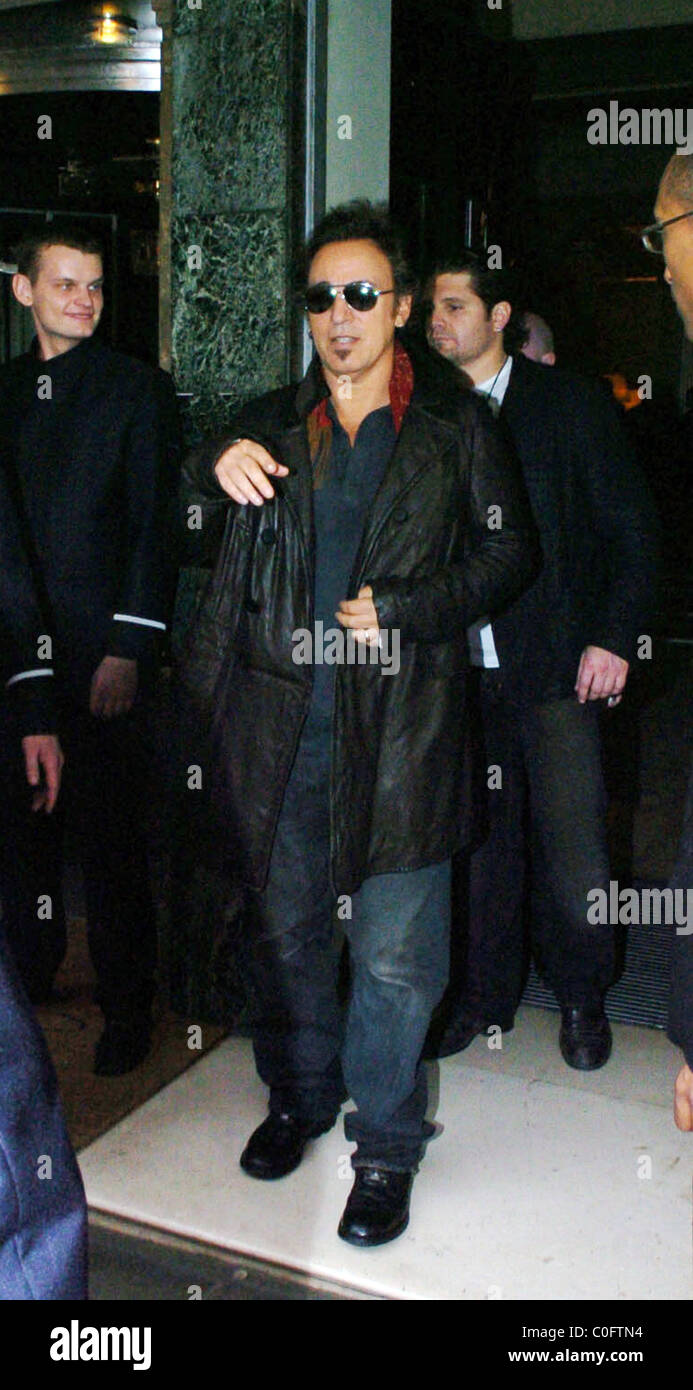 Bruce springsteen leaving claridges hotel hi-res stock photography and ...