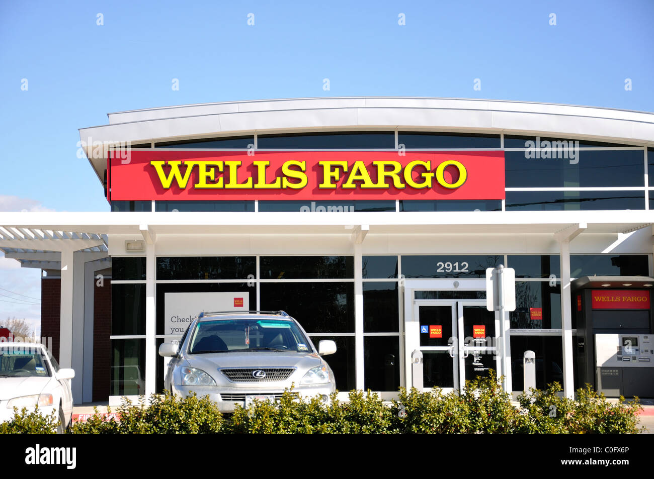 Wells fargo exterior hi-res stock photography and images - Alamy