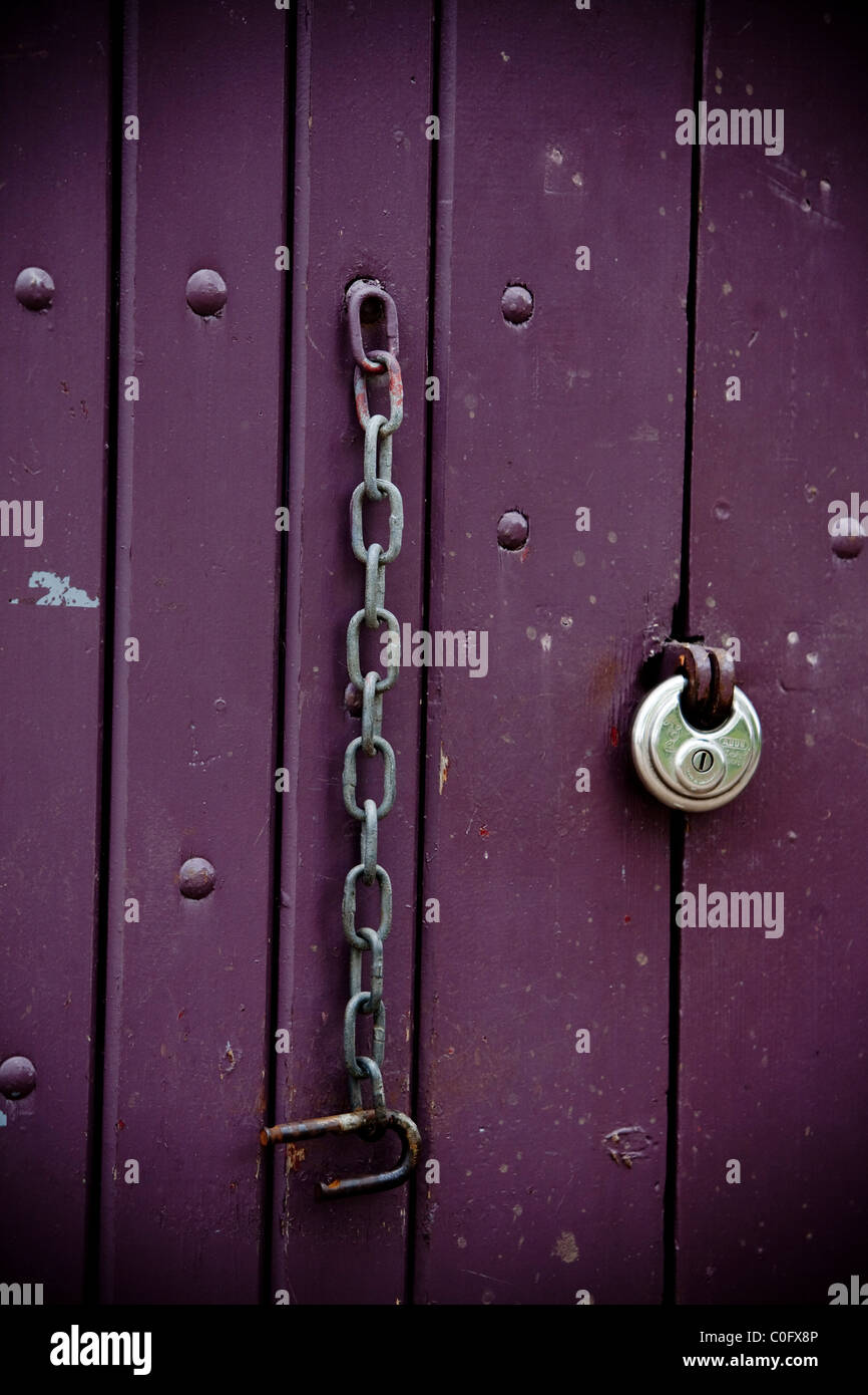 Broken chain hi-res stock photography and images - Alamy