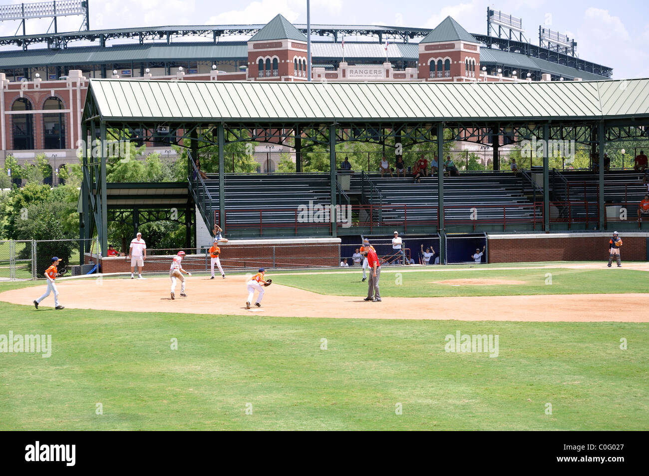 Kids playing baseball game hi-res stock photography and images - Alamy