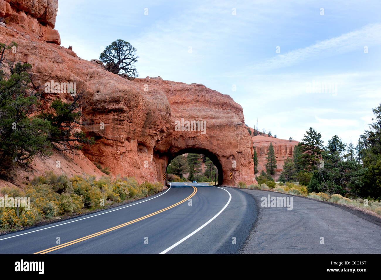 Side cliff road hi-res stock photography and images - Alamy