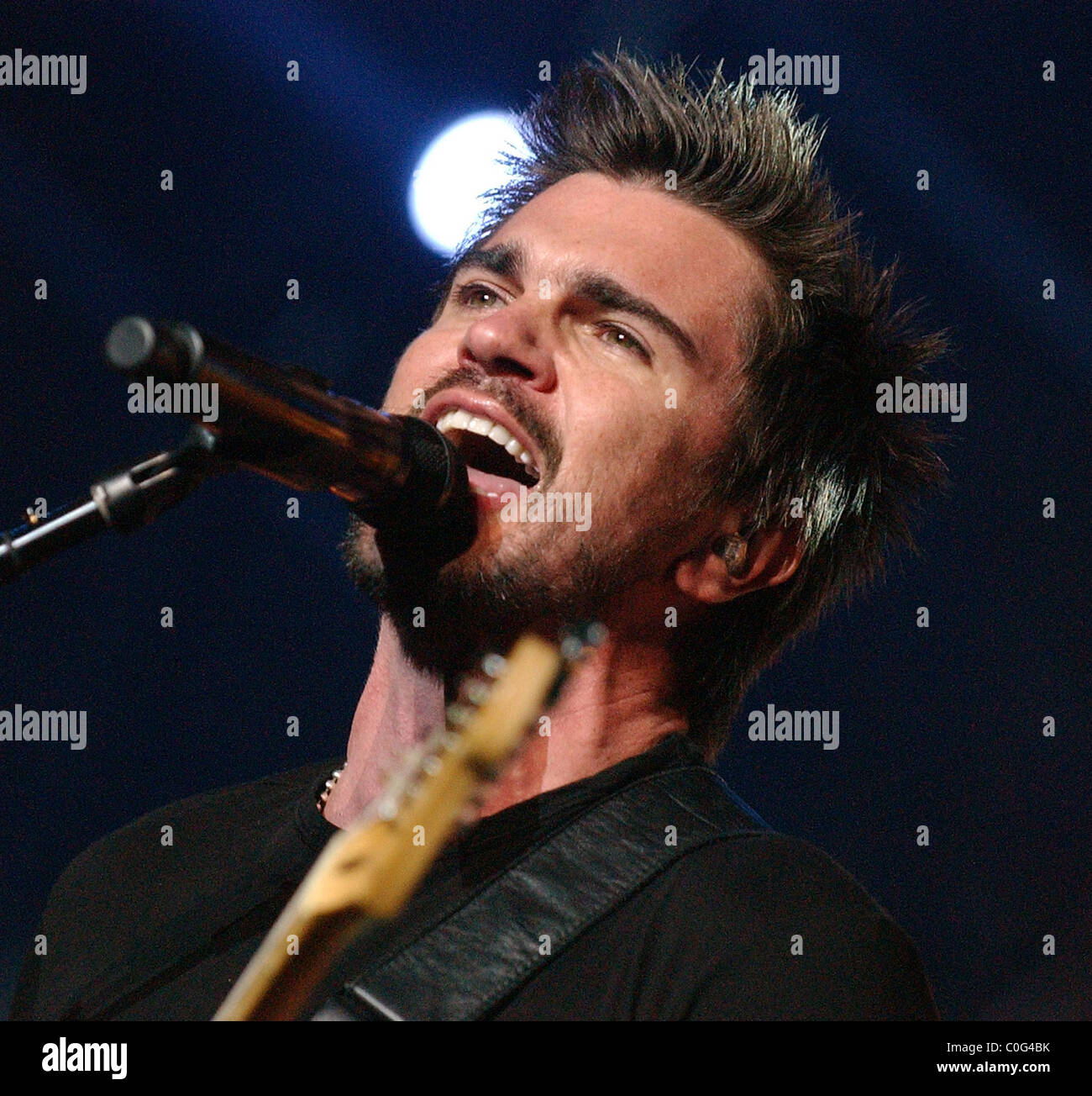 Colombian singer Juanes performing the 'La Vida World tour 2008 ...