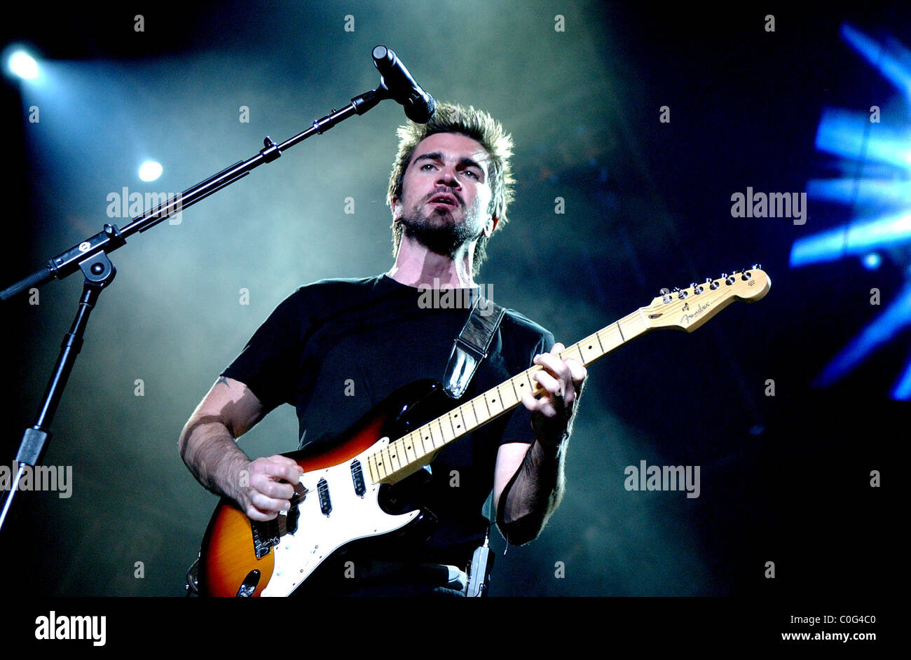 Colombian singer Juanes performing the 'La Vida World tour 2008 ...