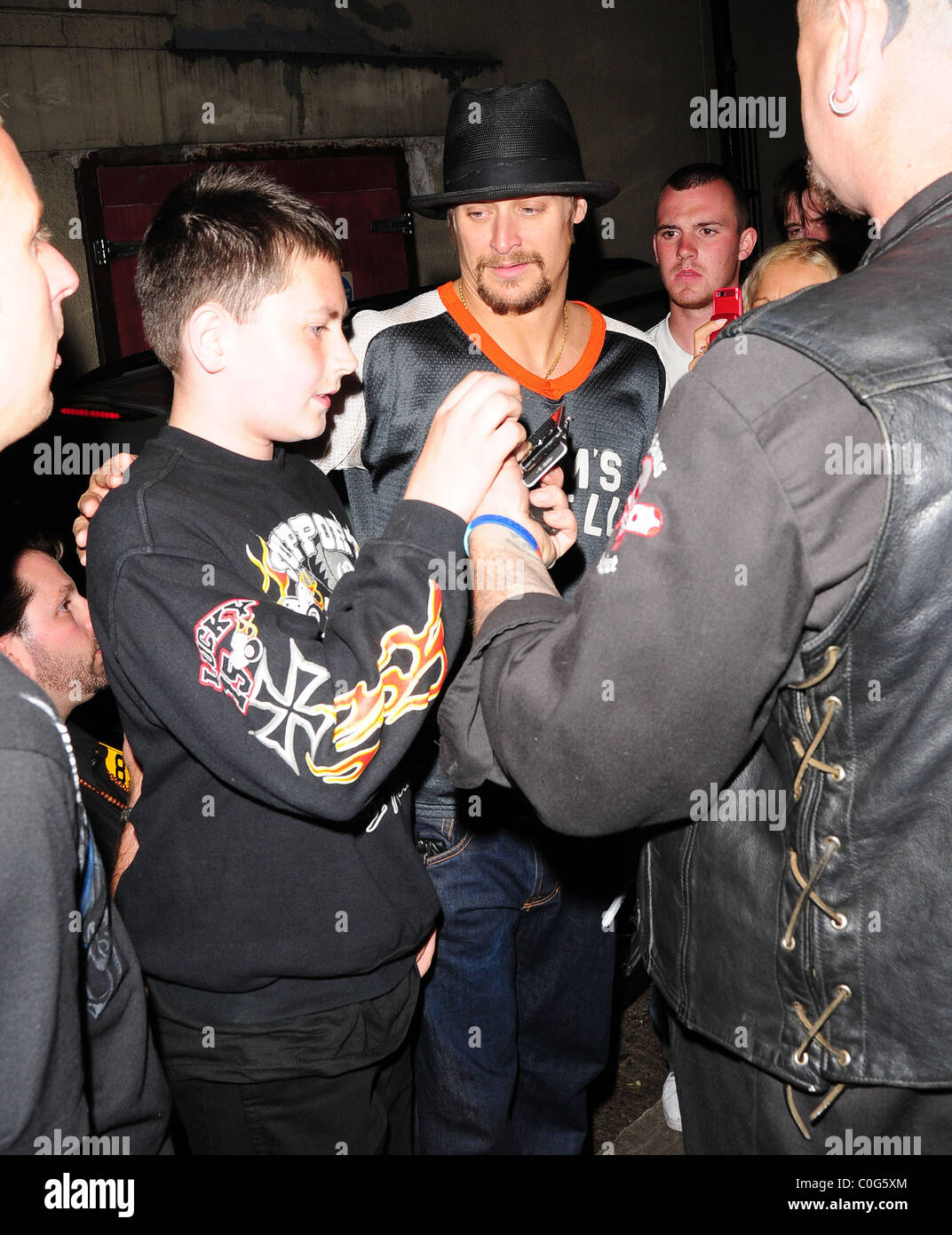 Kid Rock leaves the Shepherds Bush Empire mobbed by fans after ...