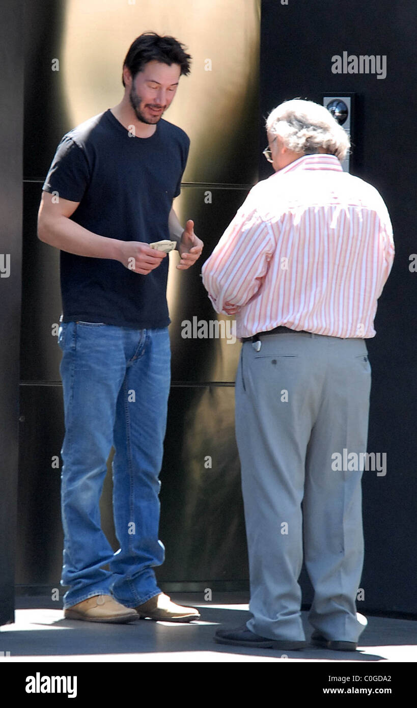 Keanu Reeves receives a package at home and couldn't add up the maths ...