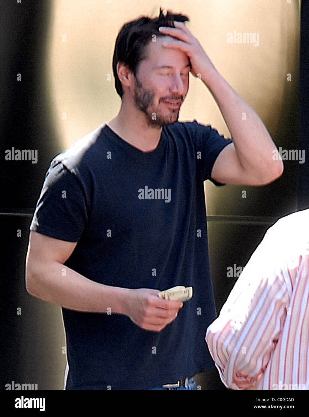 Keanu Reeves receives a package at home and couldn't add up the maths ...