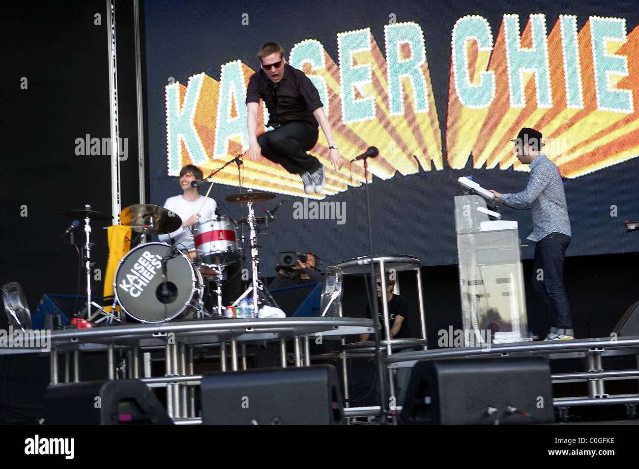 Ricky Wilson Kaiser Chiefs performing live at Rock in Rio Lisboa 2008 ...