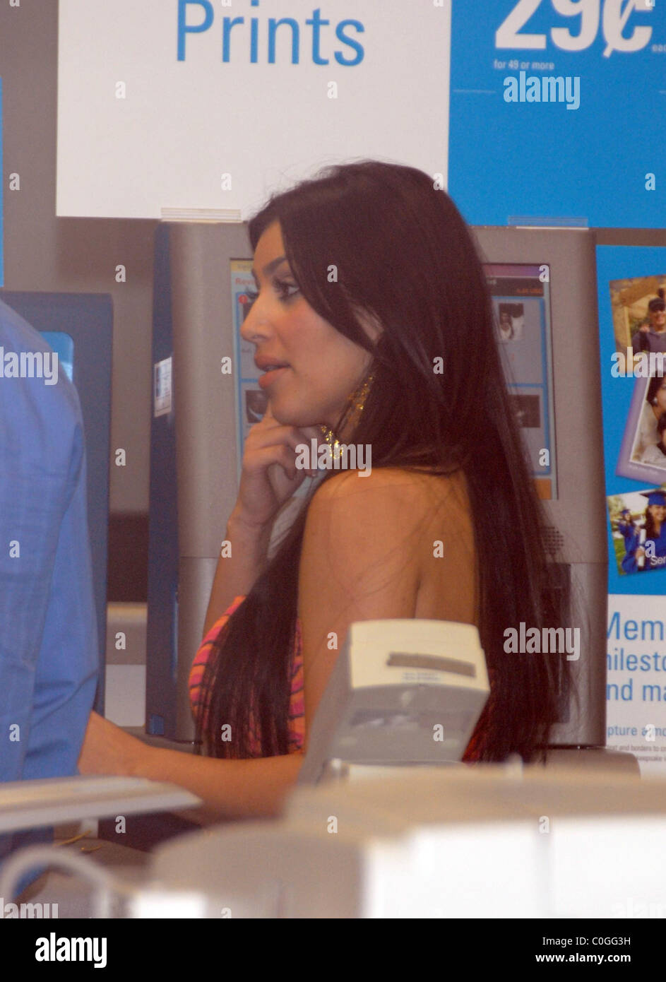 Kim Kardashian Printing Some Pictures At Kinkos Los Angeles California kim-kardashian-printing-some-pictures-at-kinkos-los-angeles-california