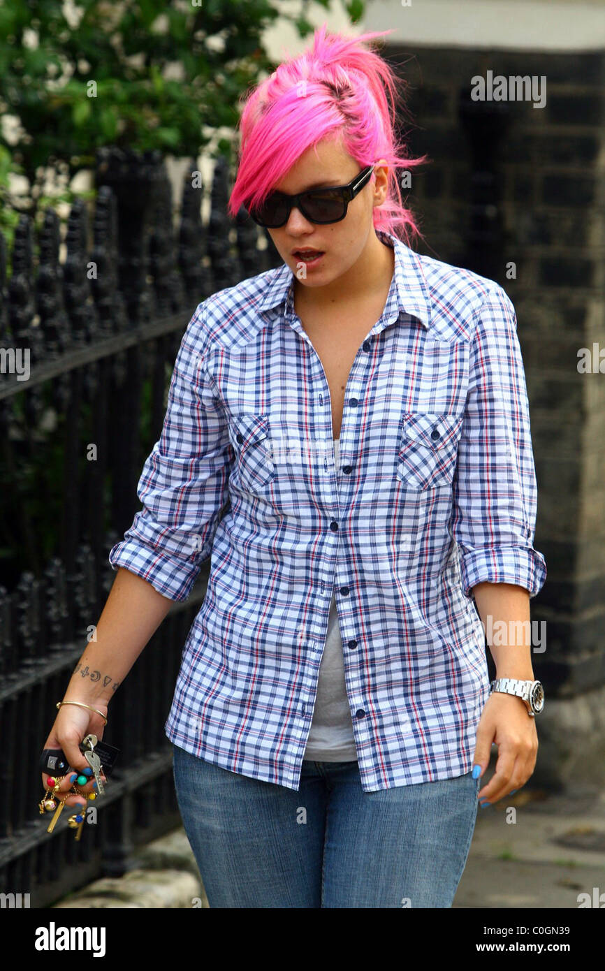 Lily Allen arriving at her mum's house. London, England - 04.06.08 ...