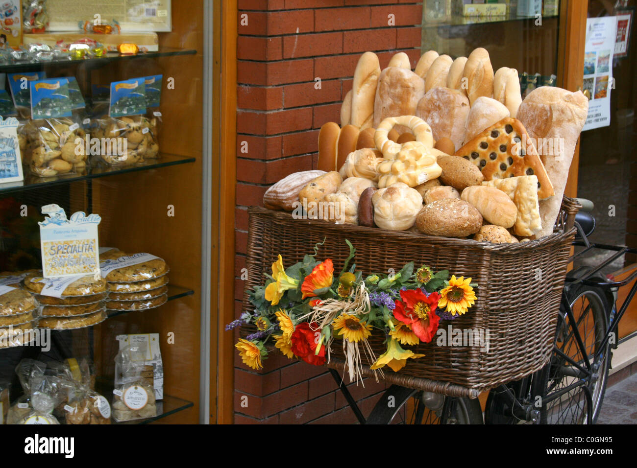 Italy wall fresh bread bike hi-res stock photography and images - Alamy