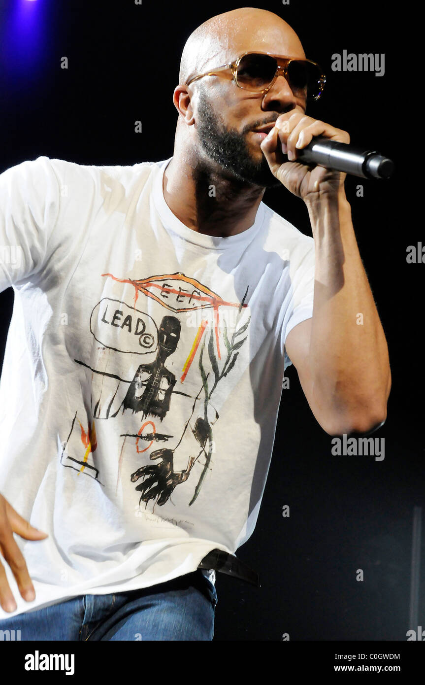 Common performing at the Boost Mobile Rock Corps at the Gibson ...